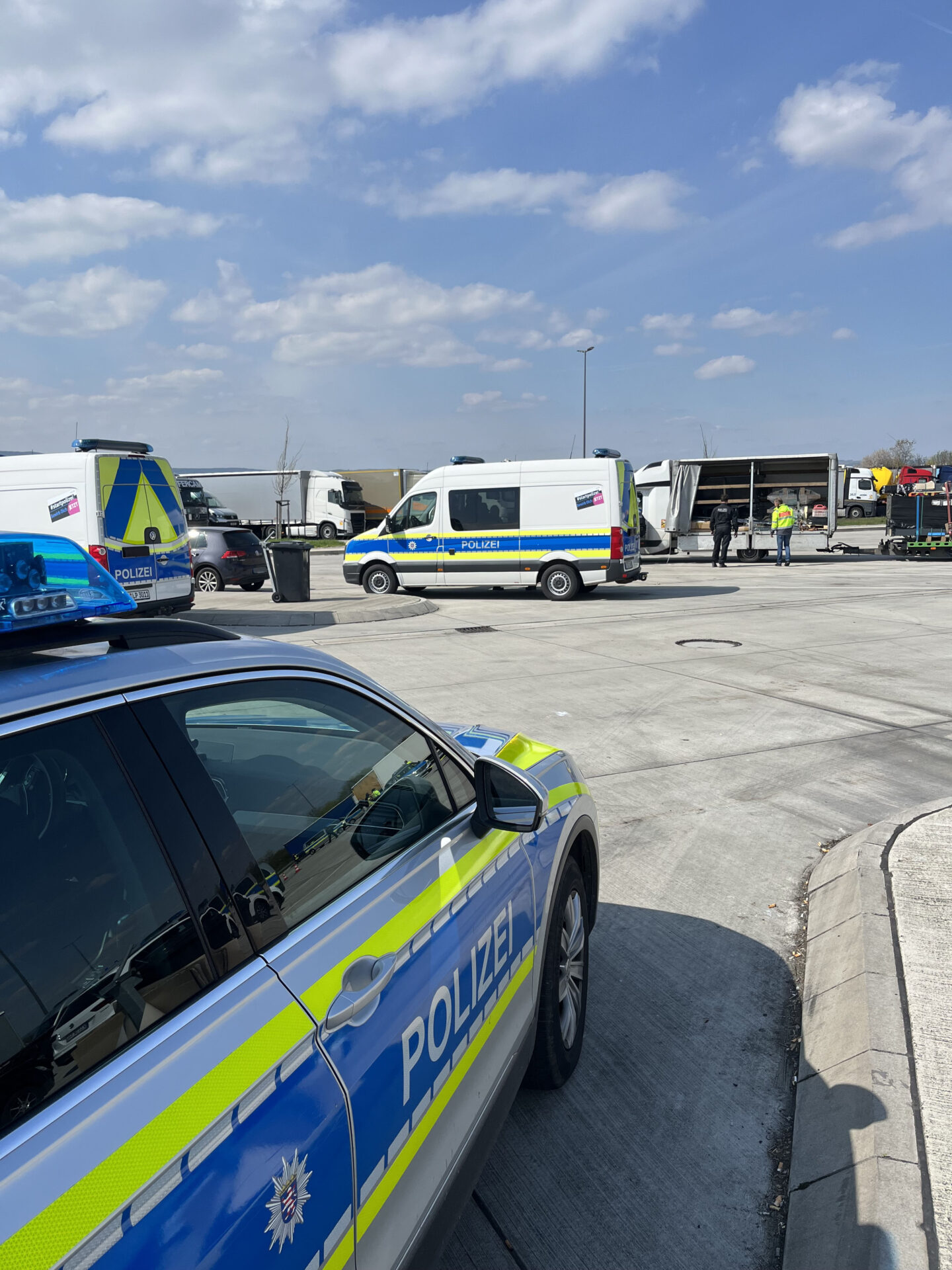 Kassel: Lkw-Großkontrolle verschiedener Behörden am Rasthof Kassel ...